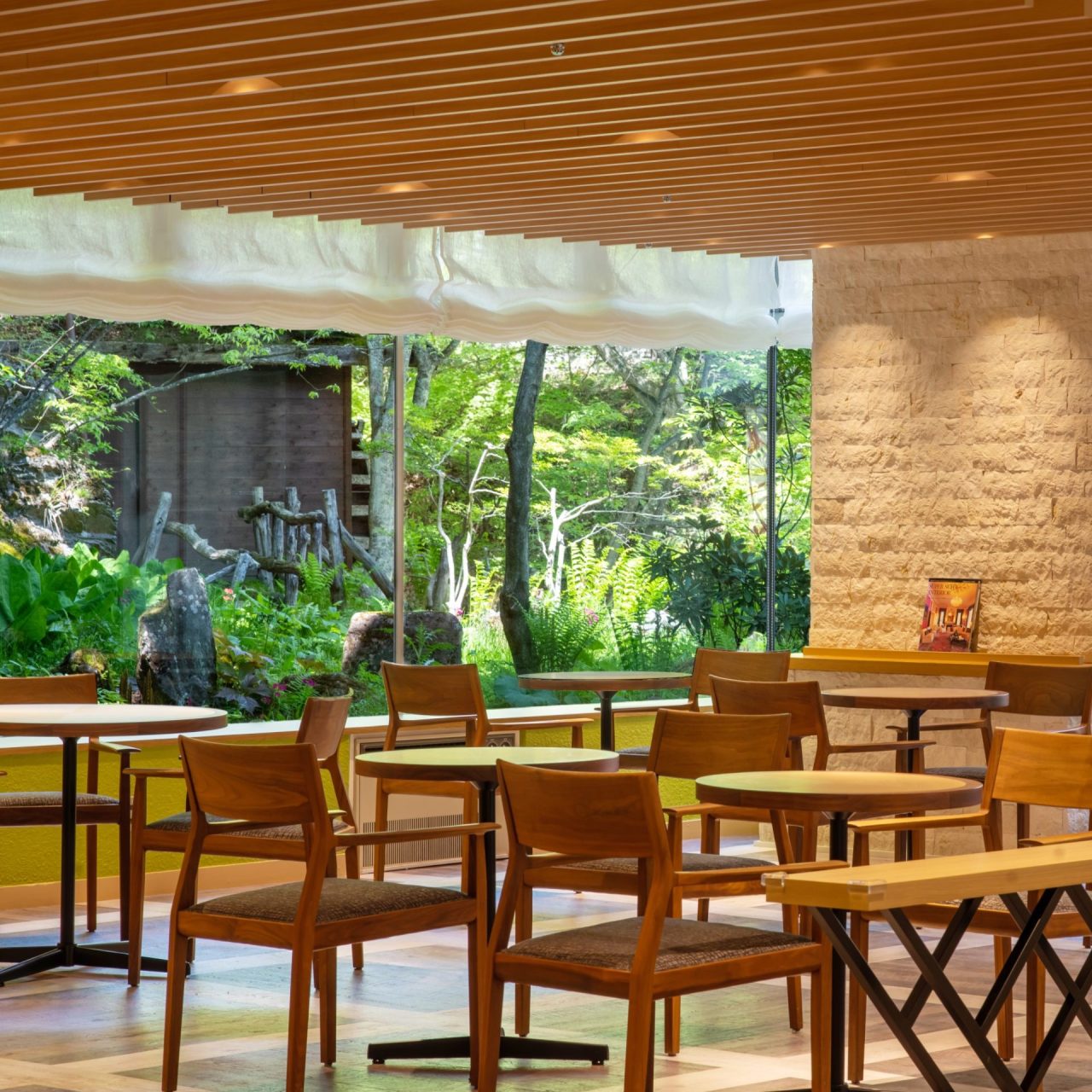 【Cascade Lounge】夏季限定 “トラジャブレンド”アイスコーヒー販売｜お知らせ・新着情報｜【公式】蓼科グランドホテル滝の湯 信州・蓼科高原